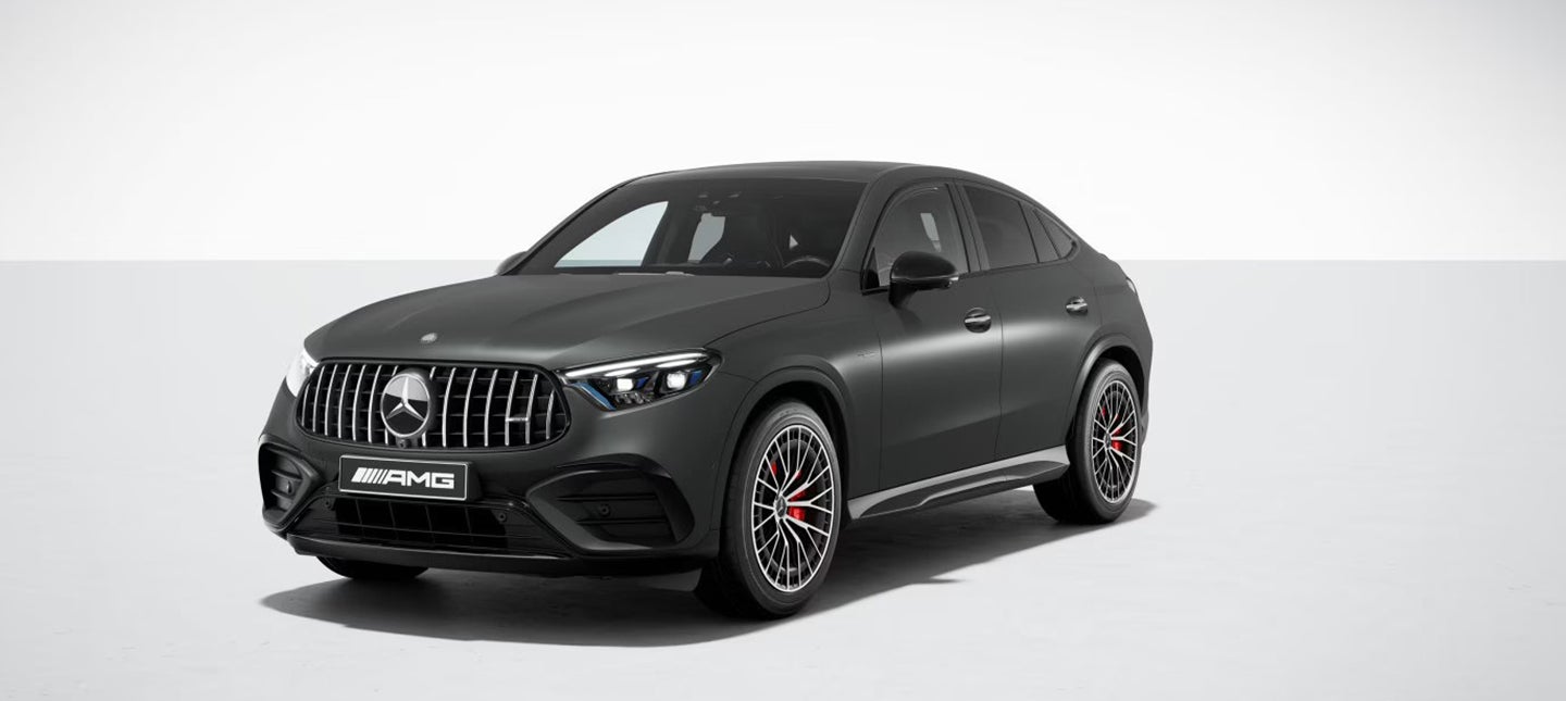 Mercedes-Benz AMG GLC 43 vs Land Rover Discovery Comparison of Price, Mileage, Specs & Colours